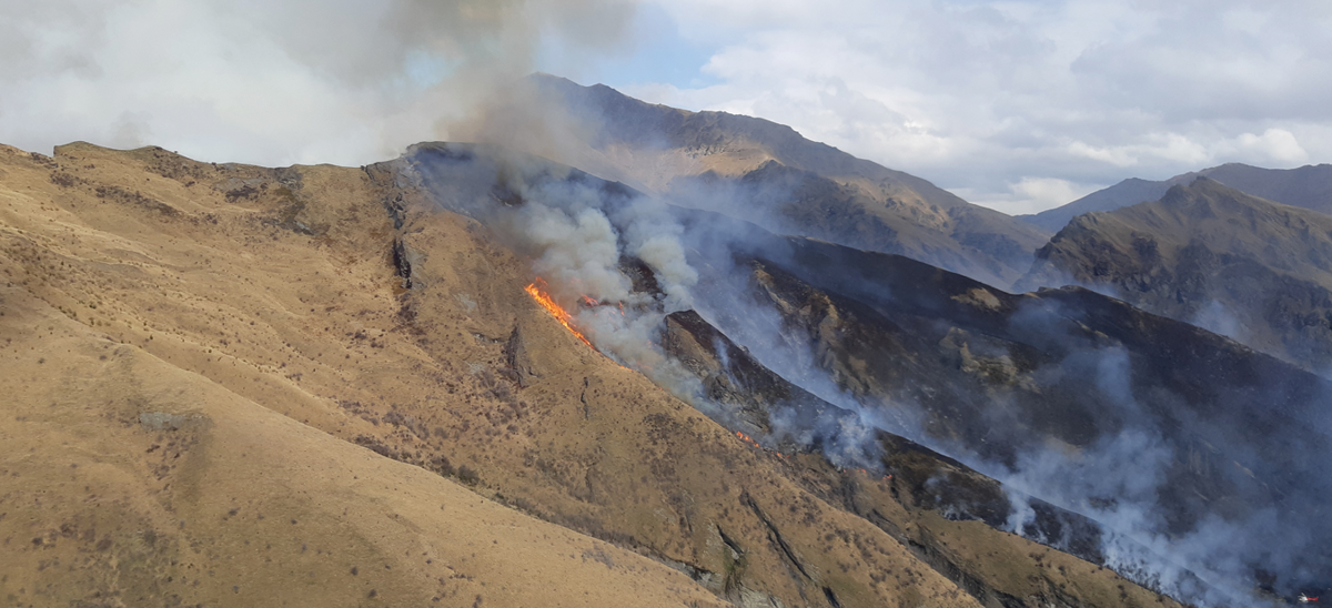 19 09 28 Emergency Services respond to large scrub fire at Skippers ...